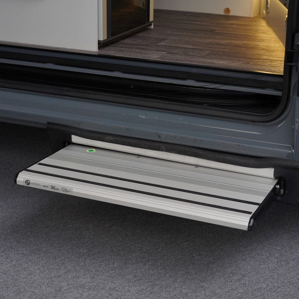 Electric step for vans - Ahorn Camp | Motorhomes and camper vans