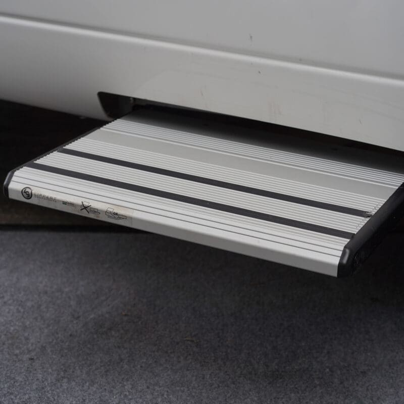 Electric step for motorhomes - Ahorn Camp | motorhomes and camper vans